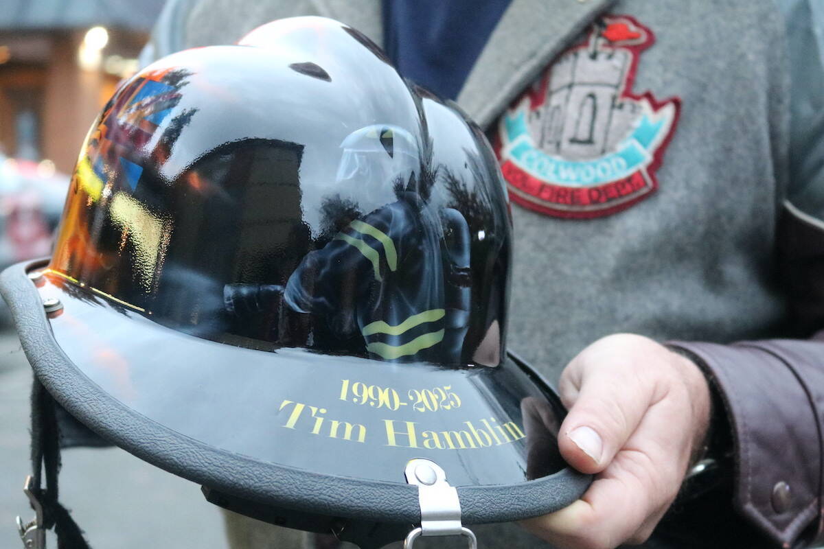 Colwood firefighter hangs up helmet after 35 years, but keeps Santa ...